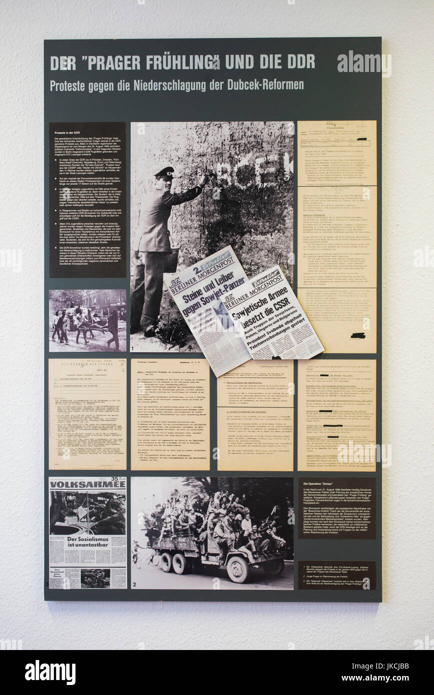 Ddr poster hi-res stock photography and images - Alamy