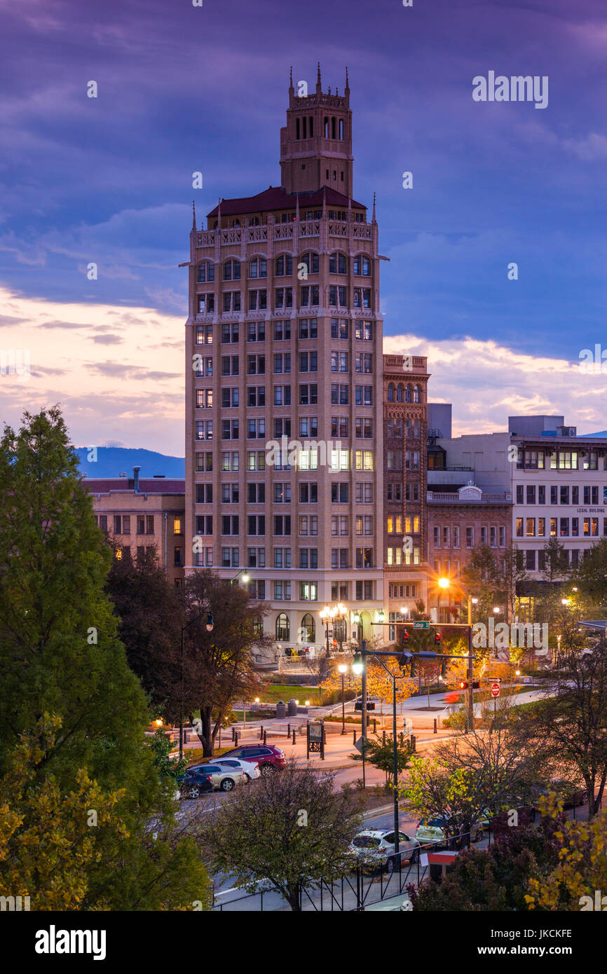 USA, North Carolina, Asheville, The Jackson Building, b. 1924, dusk ...