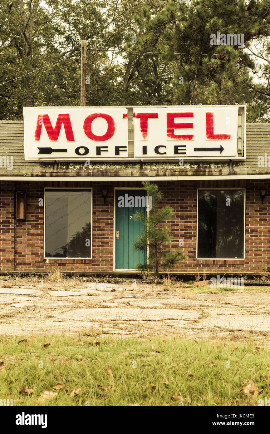 Abandoned motel building hi-res stock photography and images - Alamy