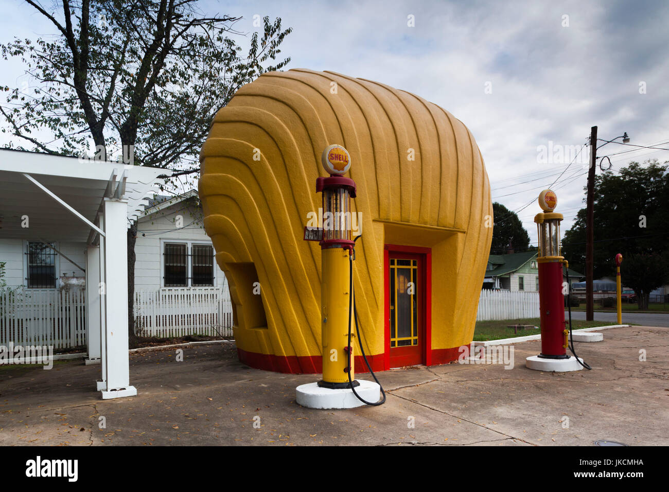 Old shell station hi-res stock photography and images - Alamy