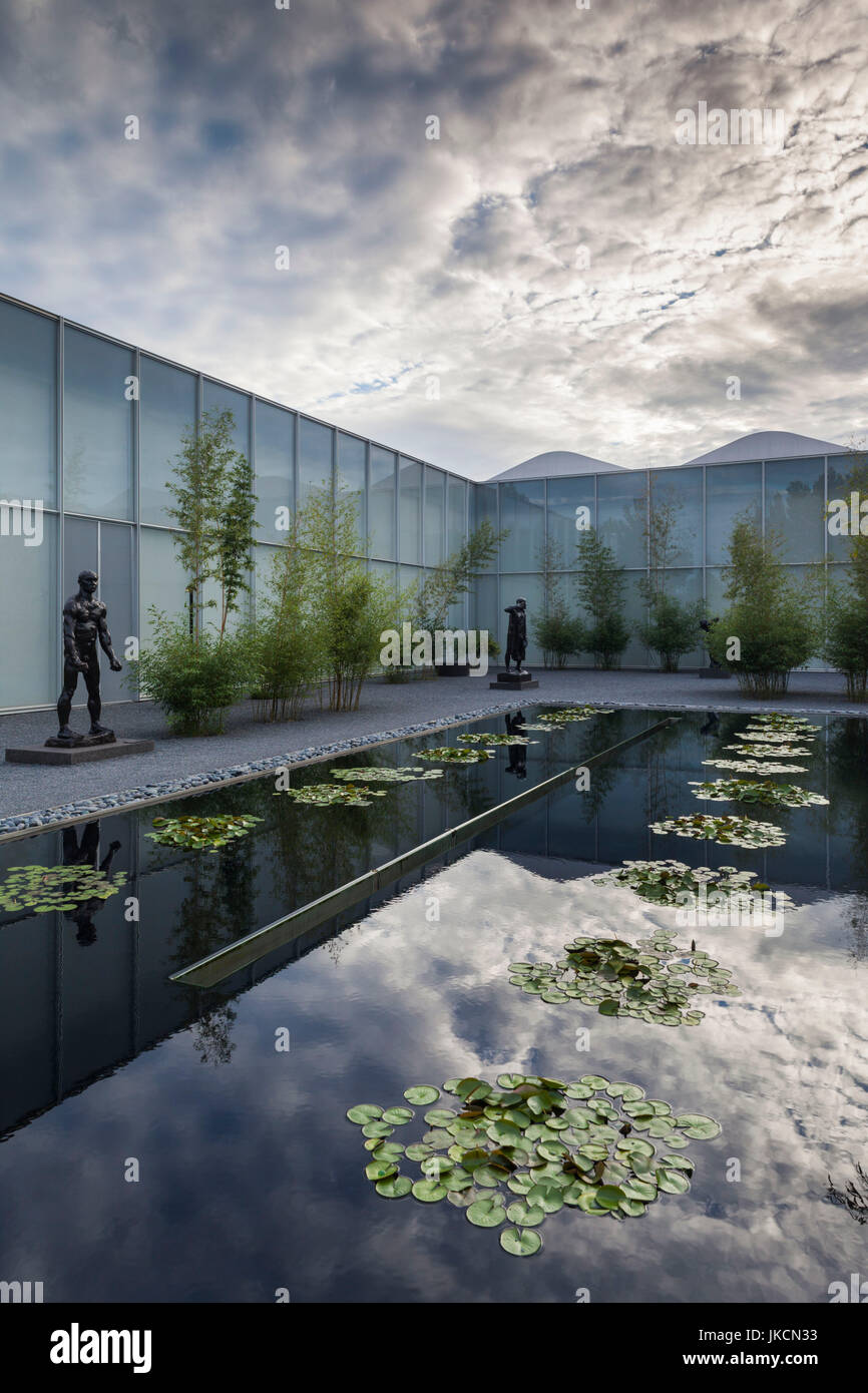 USA, North Carolina, Raleigh, North Carolina Museum of Art, reflecting ...