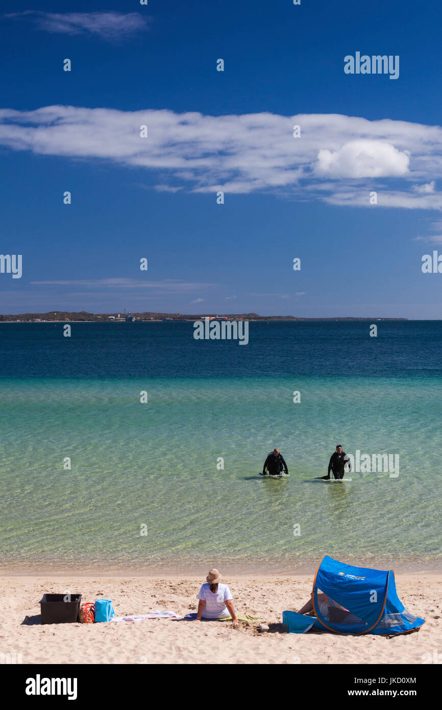Australia, Western Australia, Rockingham, divers on Rockingham Beach ...