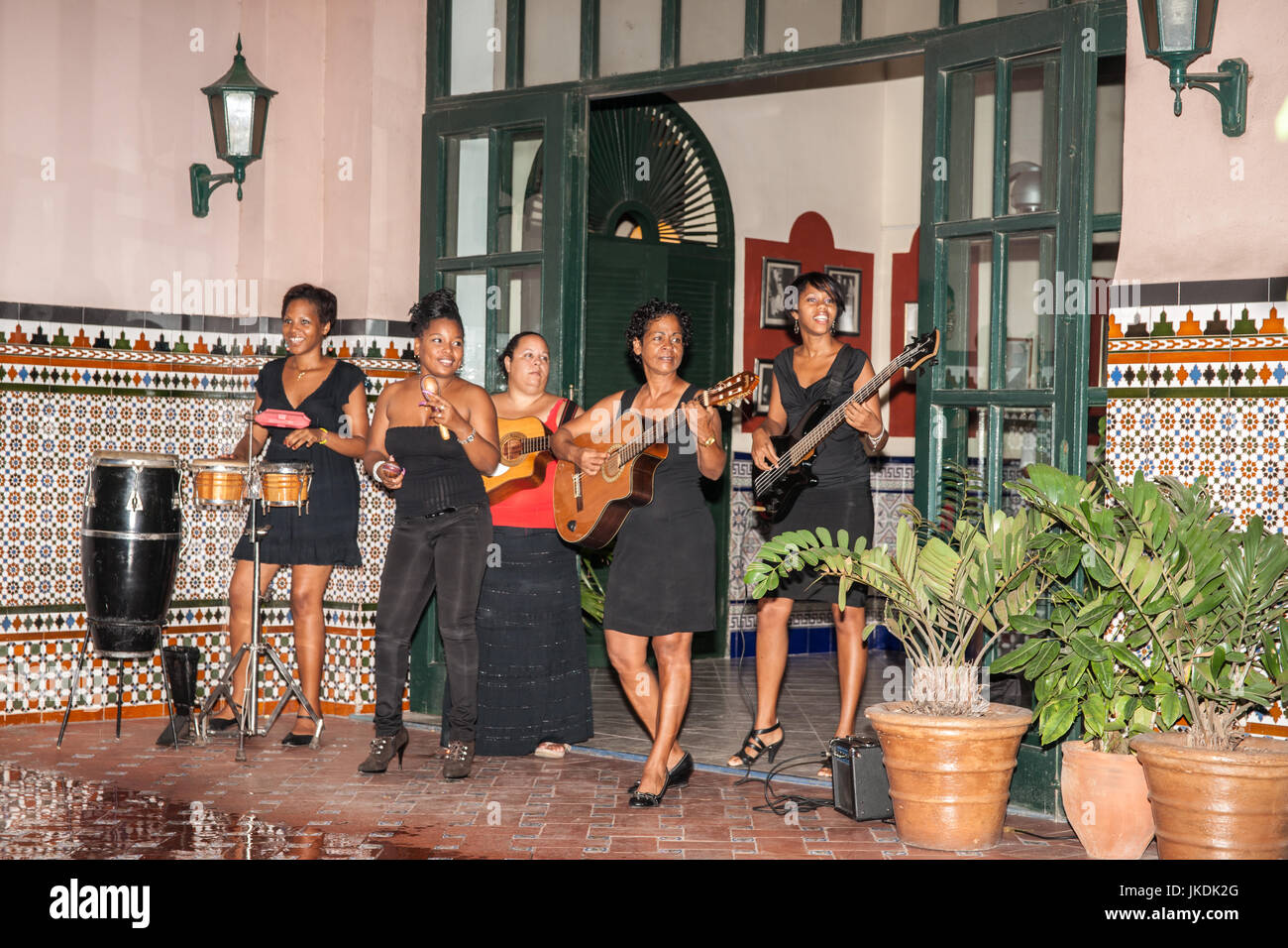Five singing women hi-res stock photography and images - Alamy