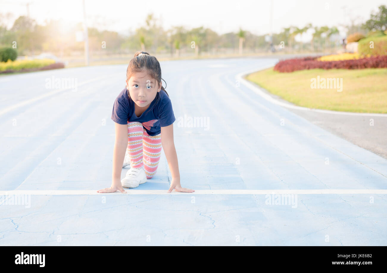 Kids running on track hi-res stock photography and images - Alamy