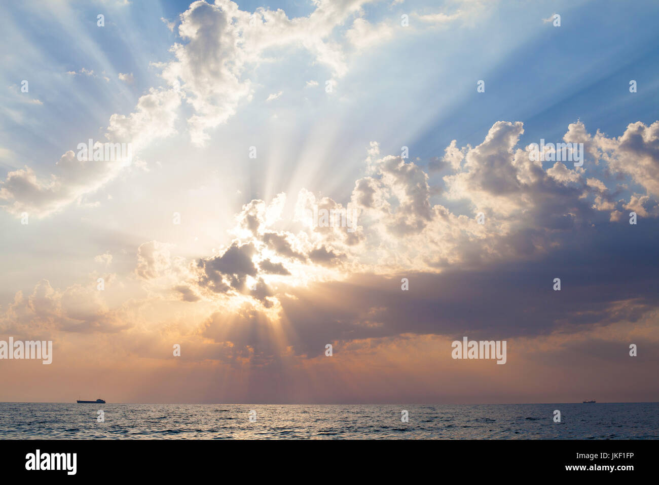 Beach Sunset Ocean rays of the Sun from the clouds 1 Stock Photo - Alamy