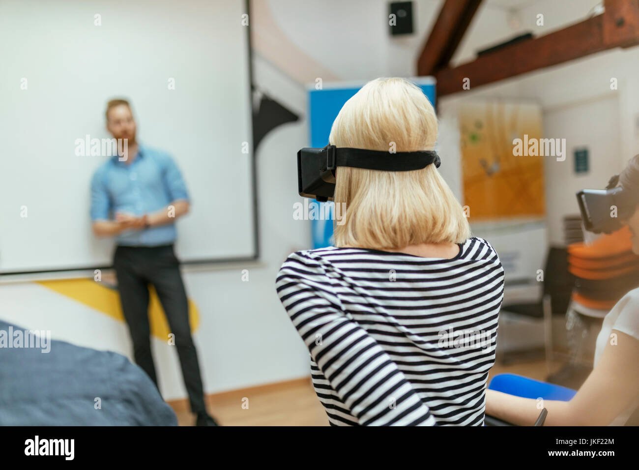 Teamwork trying virtual reality hi-res stock photography and images - Alamy