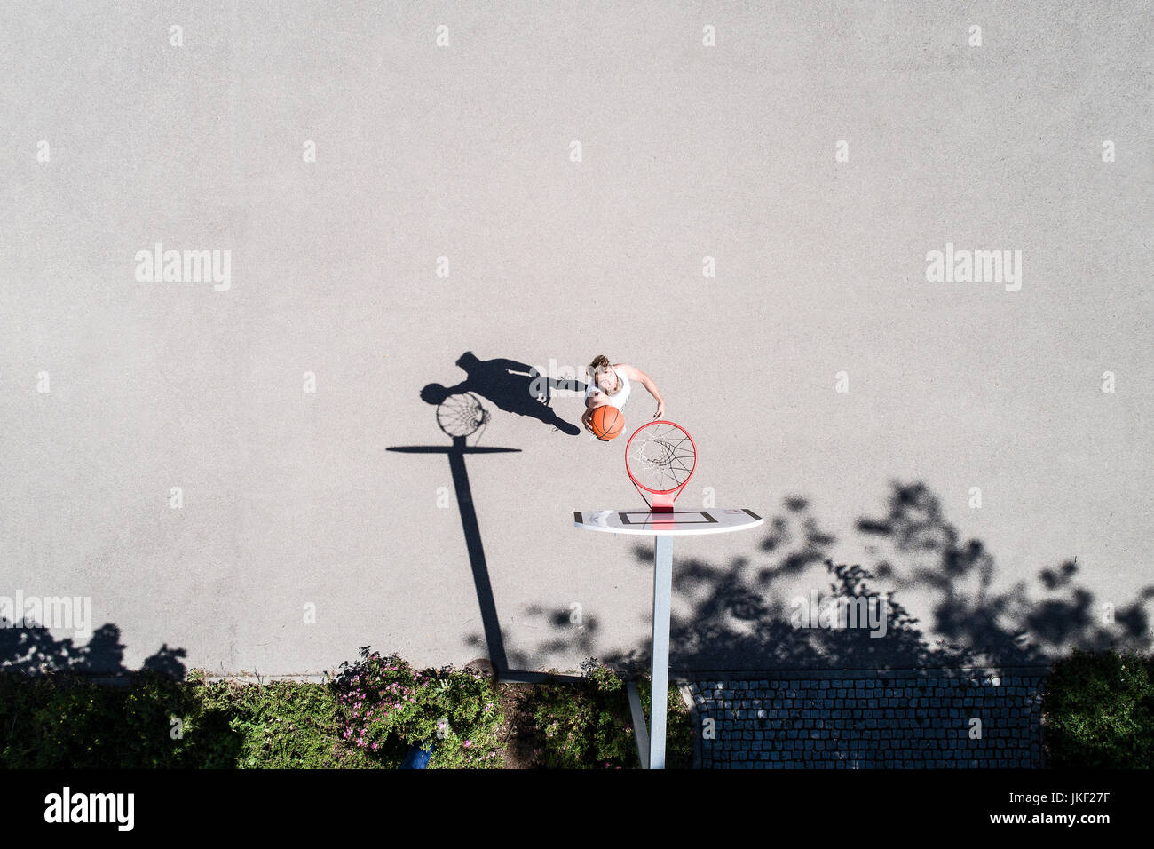 Man playing basketball on outdoor court Stock Photo - Alamy