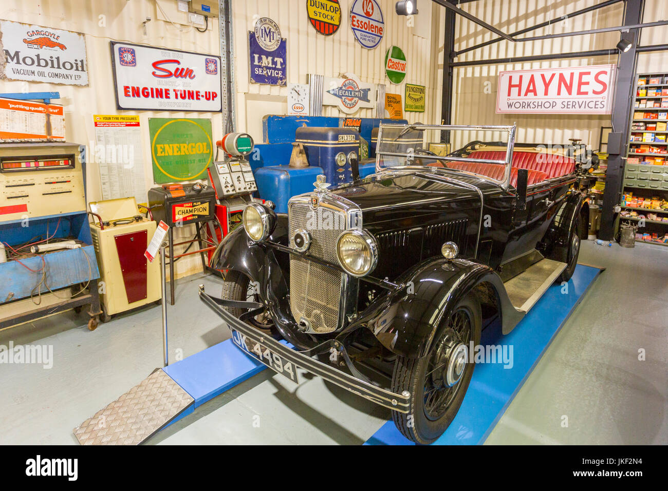 Morris garage hi-res stock photography and images - Alamy