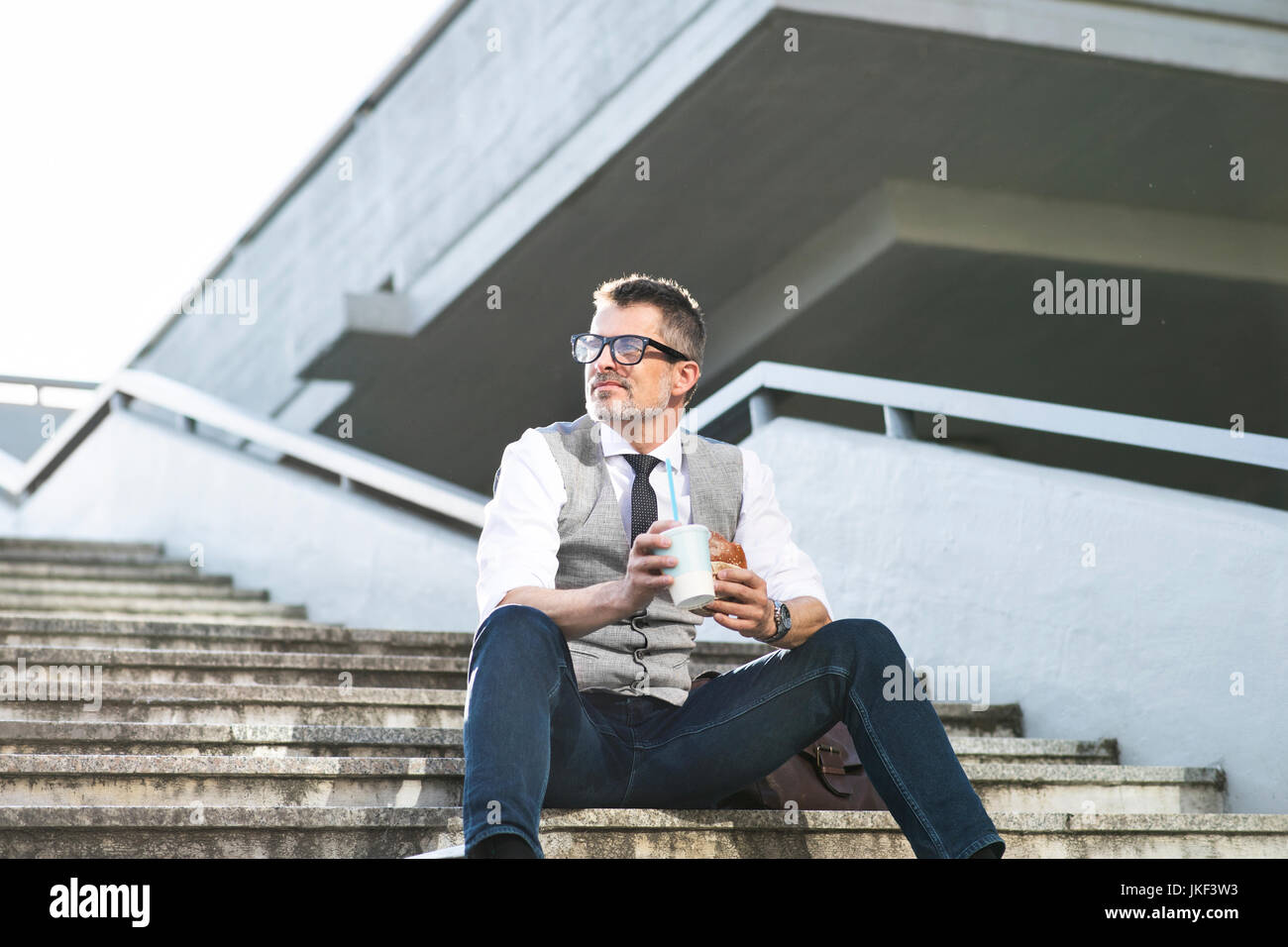 People eating lunch on steps hi-res stock photography and images - Alamy