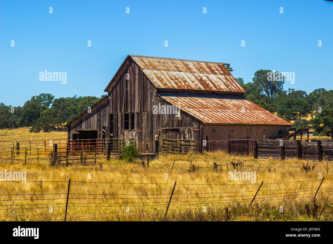 Old barn rusty tin roof hi-res stock photography and images - Alamy