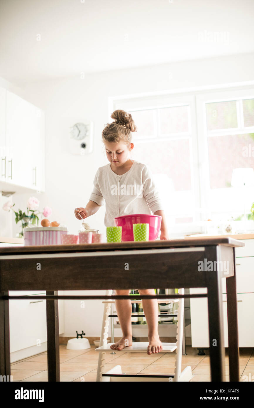 Little girl baking in the kitchen Stock Photo - Alamy