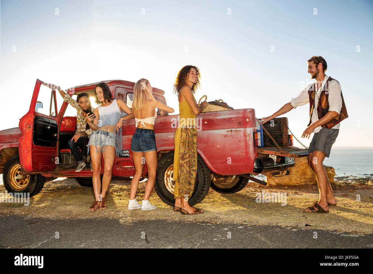 Happy young people outside pick up truck at the coast Stock Photo - Alamy