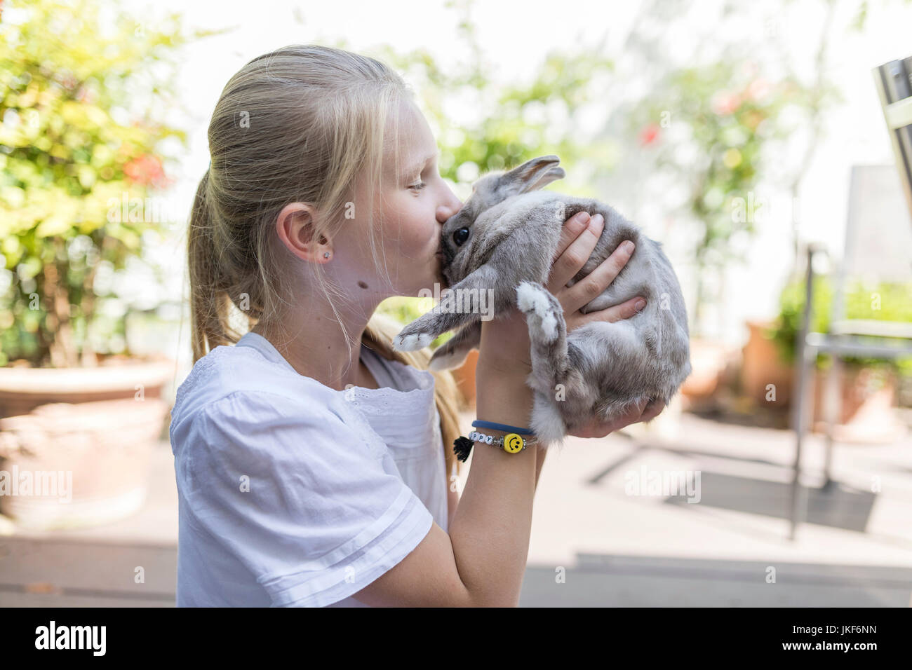 Kissing rabbit hi-res stock photography and images - Alamy
