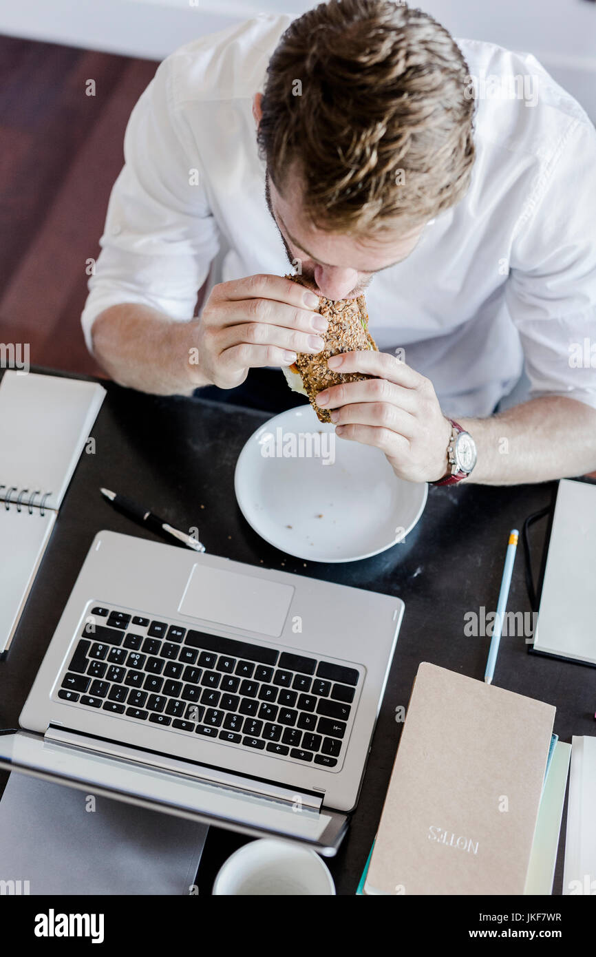 Freelancer man eating sandwich hi-res stock photography and images - Alamy