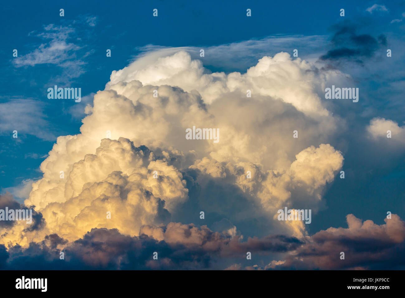 Puffy cumulonimbus cloud hi-res stock photography and images - Alamy