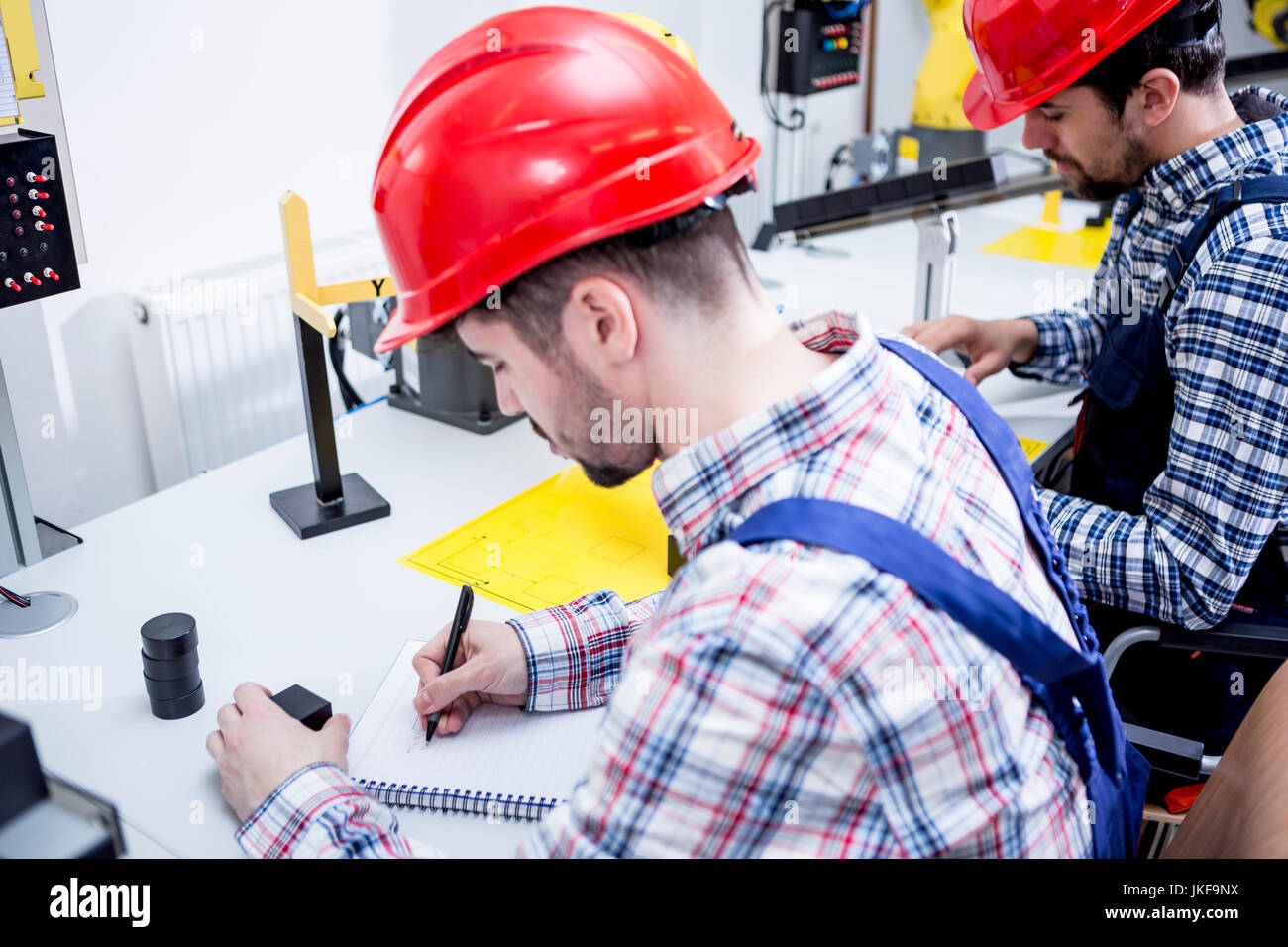 Note taking robot hi-res stock photography and images - Alamy