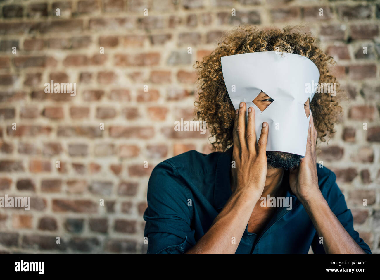 Businessman hiding behind wall hi-res stock photography and images - Alamy