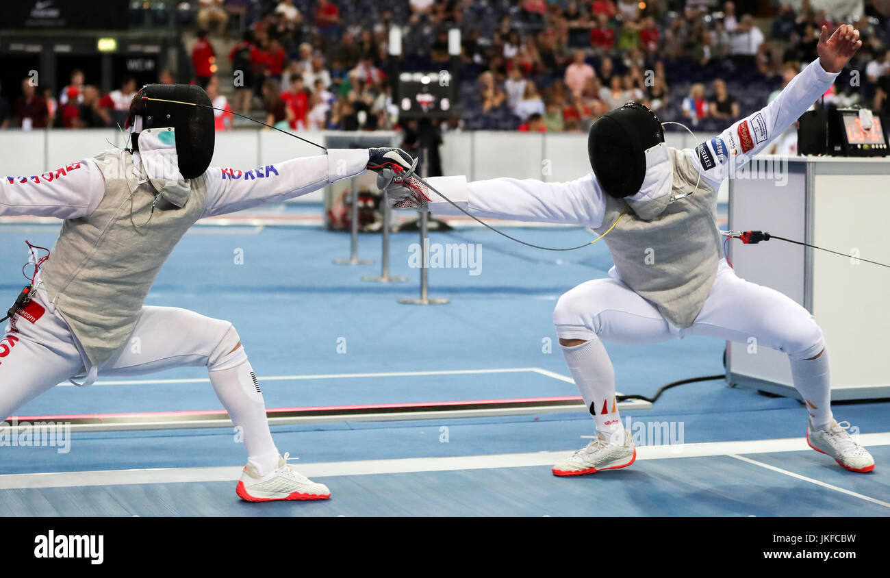 Leipzig, Germany. 23rd July, 2017. German foil fencer Alexander Kahl (R ...
