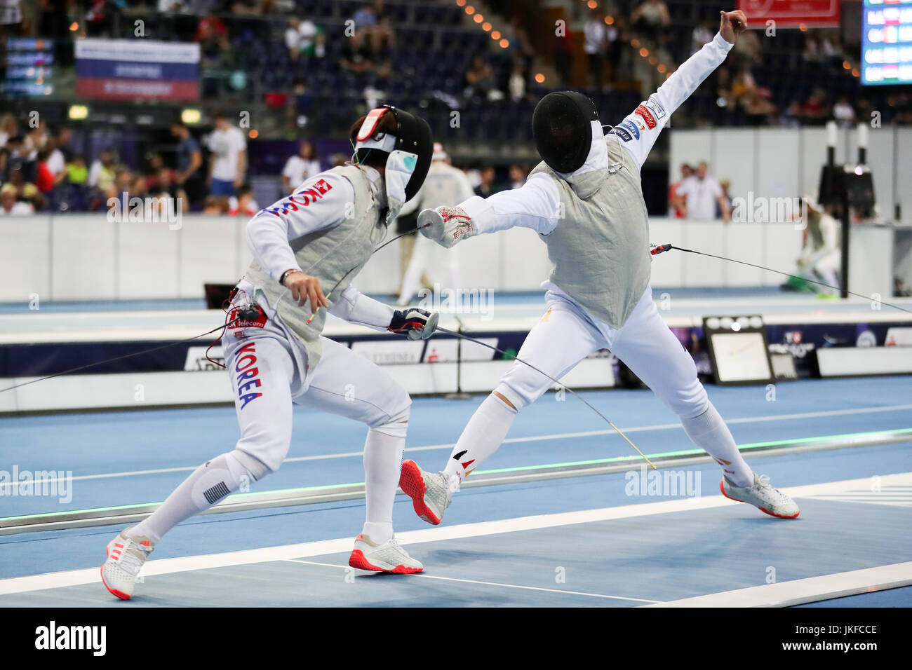 Leipzig, Germany. 23rd July, 2017. German foil fencer Alexander Kahl (R ...