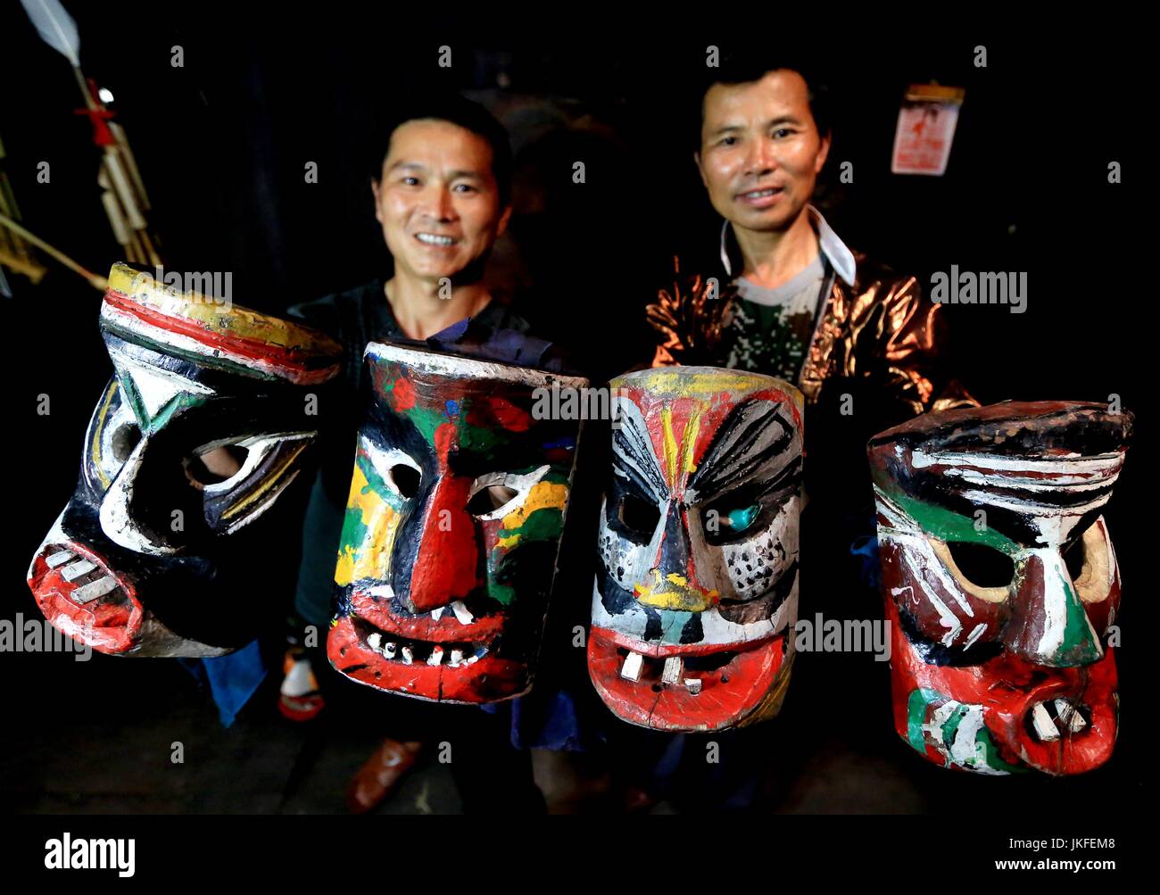 (170723) -- LIUZHOU, July 23, 2017 (Xinhua) -- Liang Ronghua (R) and ...