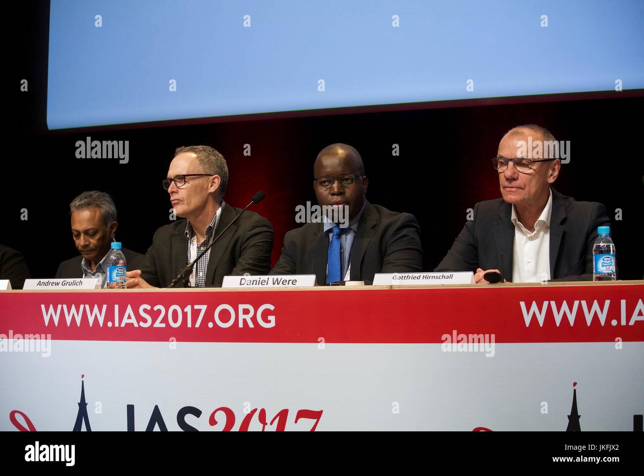 Team international medical experts hi-res stock photography and images ...