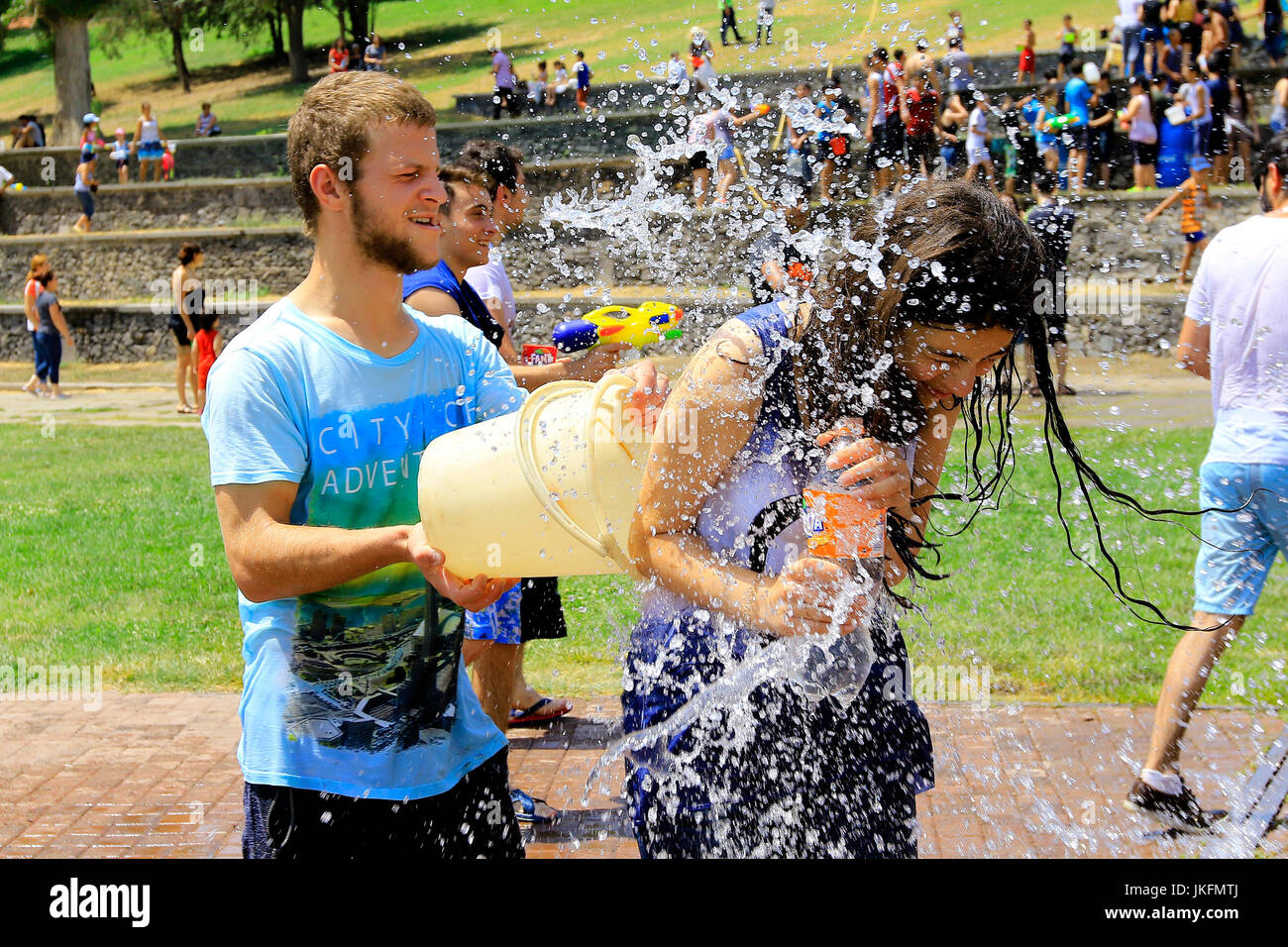 (170724) -- YEREVAN, July 24, 2017(Xinhua) -- People drench each other ...