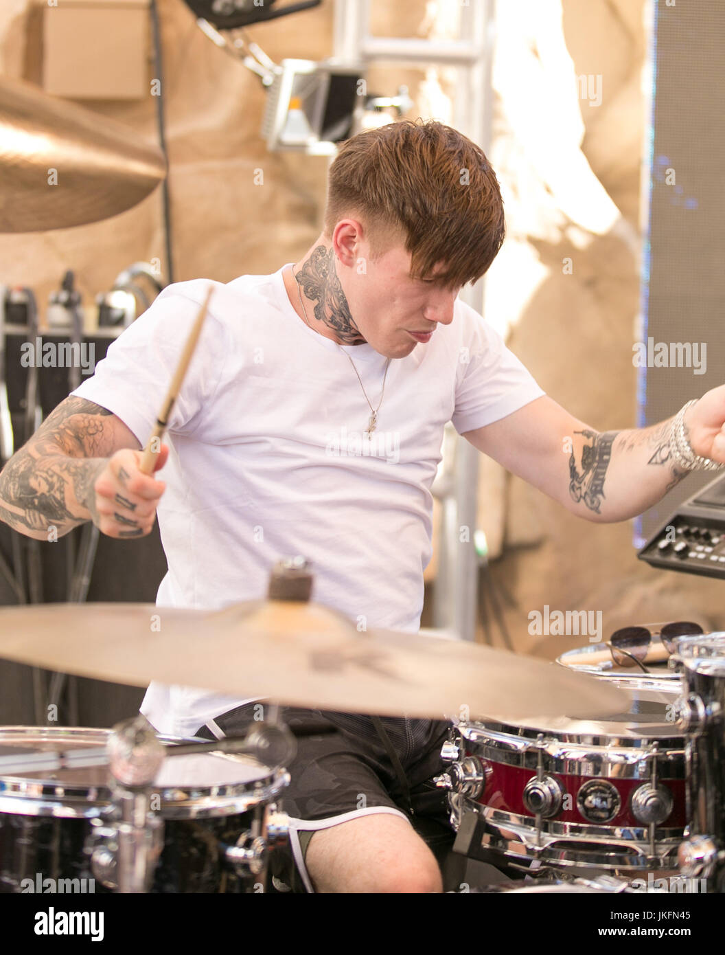Machine gun kelly drummer hi-res stock photography and images - Alamy