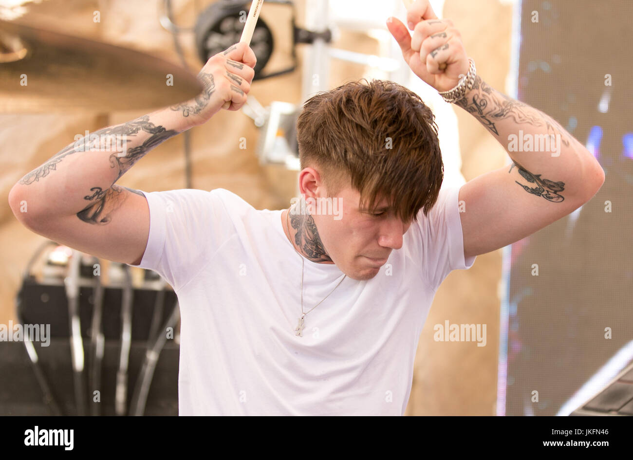 Machine gun kelly drummer hi-res stock photography and images - Alamy