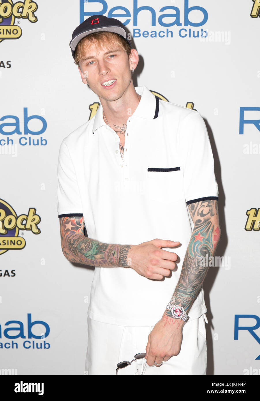 Machine gun kelly drummer hi-res stock photography and images - Alamy