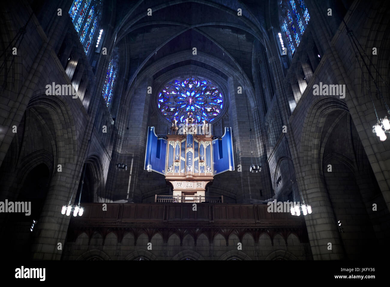 New York City, Manhattan, interior organ of Saint Thomas Church on 5th ...