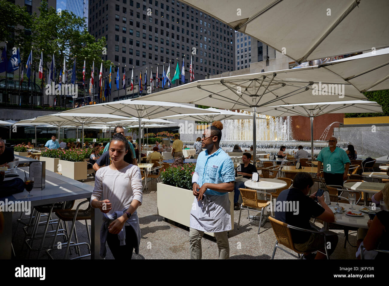 New york city plaza cafe hi-res stock photography and images - Alamy