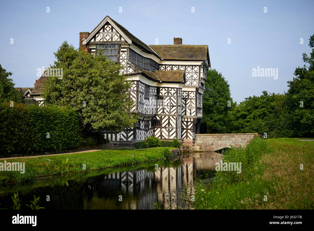 Old moreton hall hi-res stock photography and images - Alamy