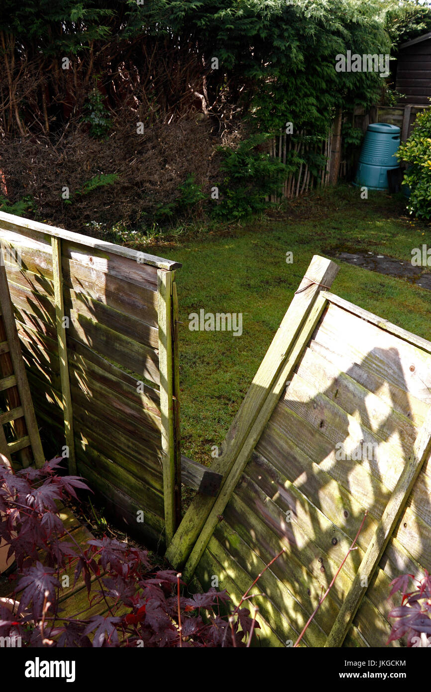 BROKEN GARDEN FENCE Stock Photo - Alamy