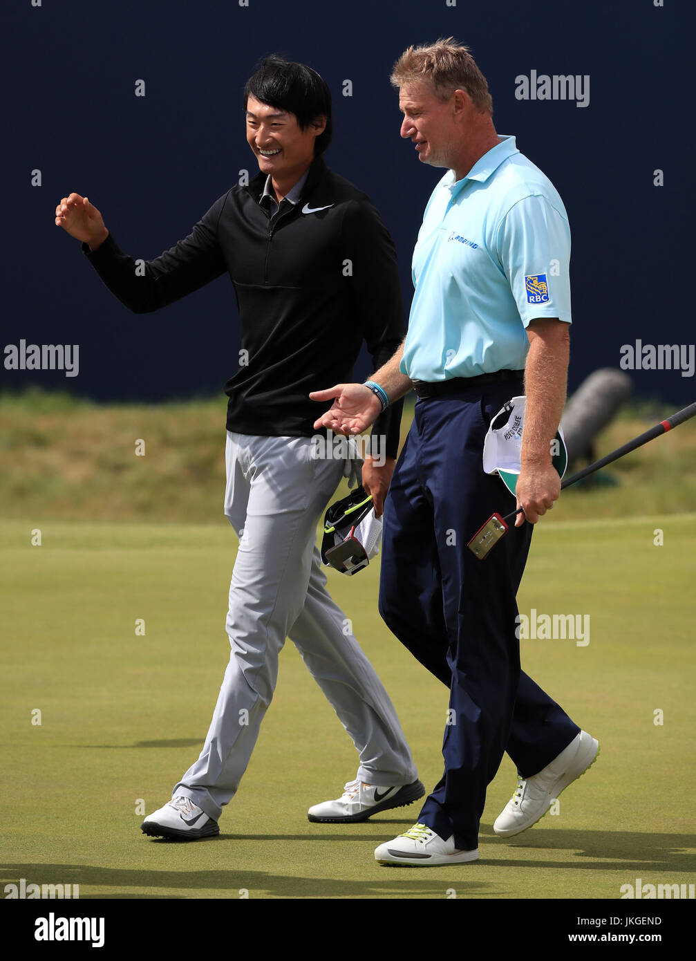 China's Li Haotong celebrates on the 18th with South Africa's Ernie Els ...