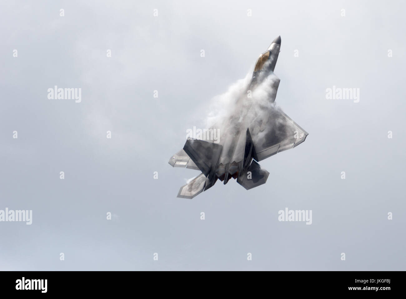 F22 TAIL SLIDE VAPOUR RIAT FAIRFORD 2017 Stock Photo - Alamy