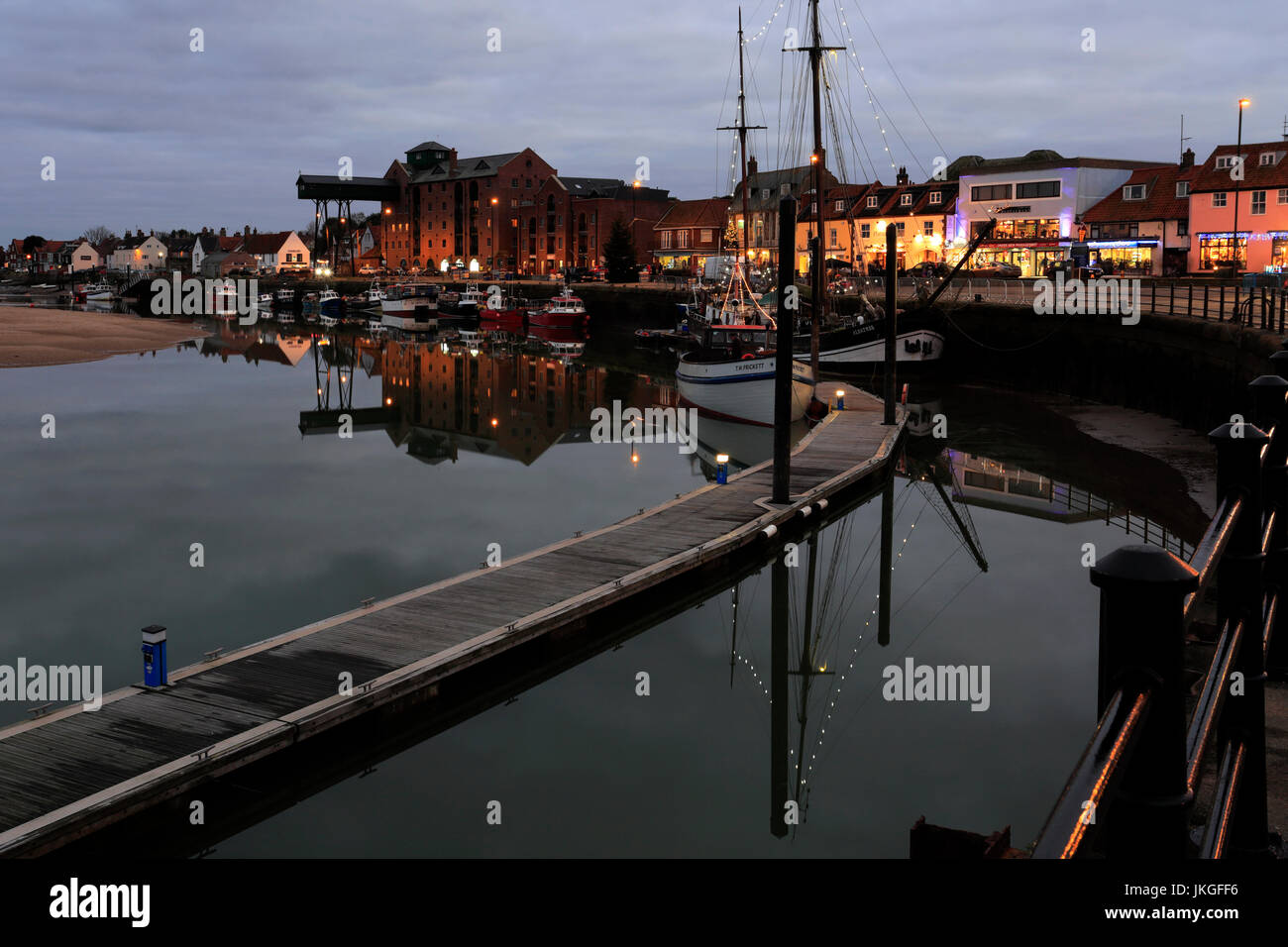 Vessel alongside jetty hi-res stock photography and images - Alamy