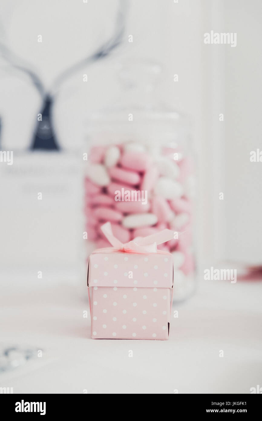 Open gift box icon hi-res stock photography and images - Alamy