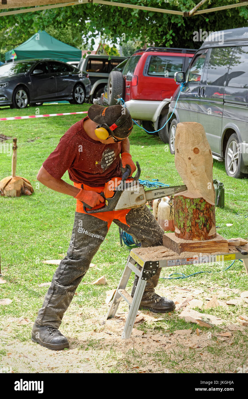 Artist carving wood uk hi-res stock photography and images - Alamy