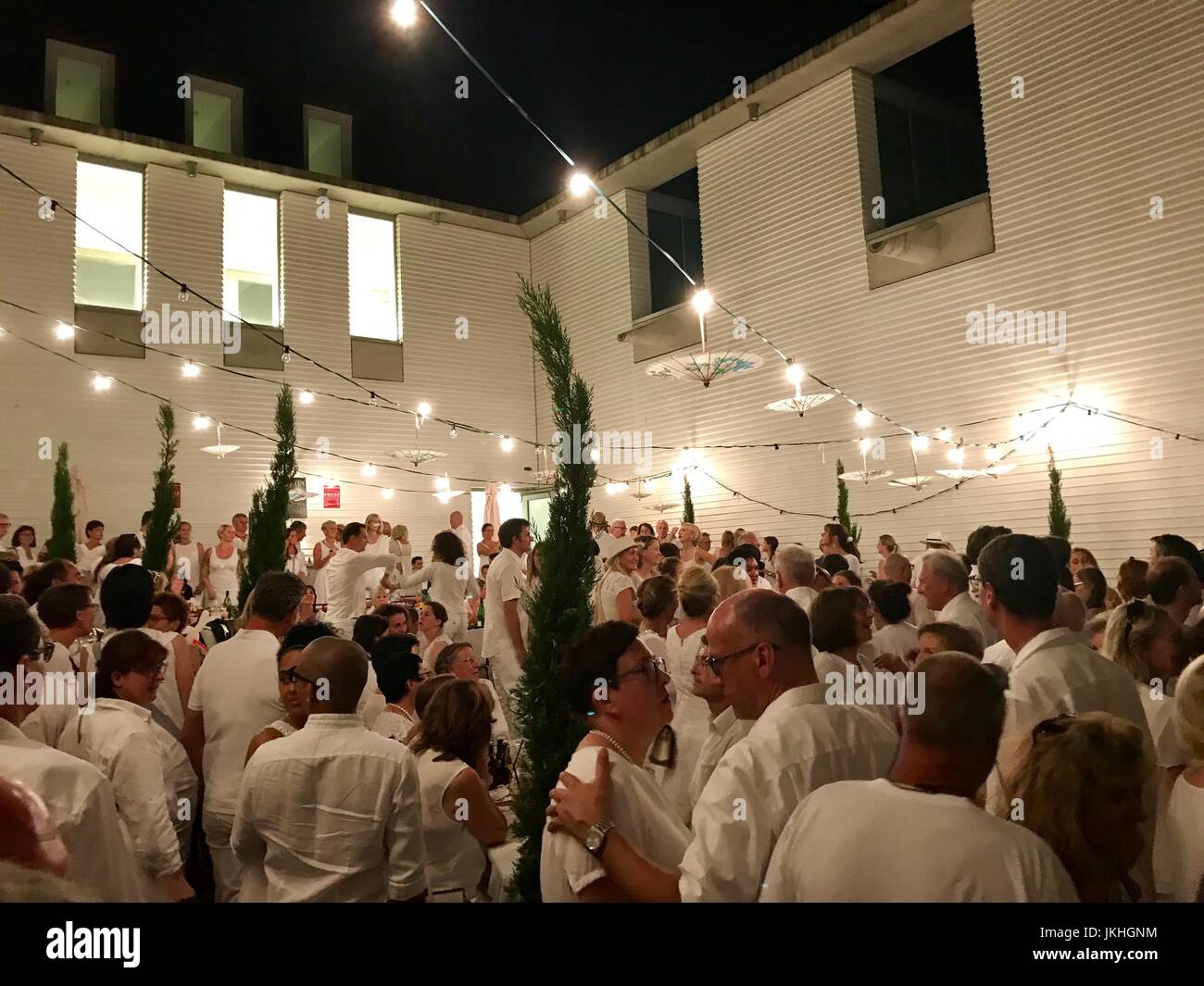 Diner en Blanc, the white dinner Stock Photo - Alamy