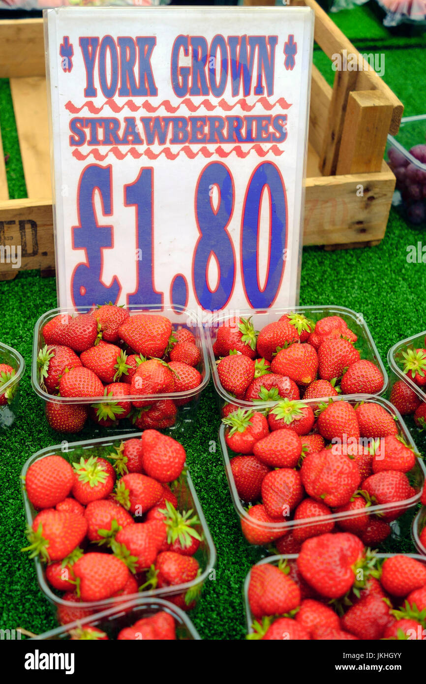 Strawberries fruit stall display hi-res stock photography and images ...