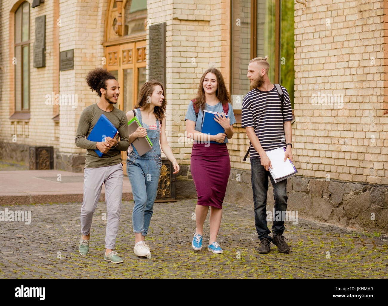 College students walking hi-res stock photography and images - Alamy