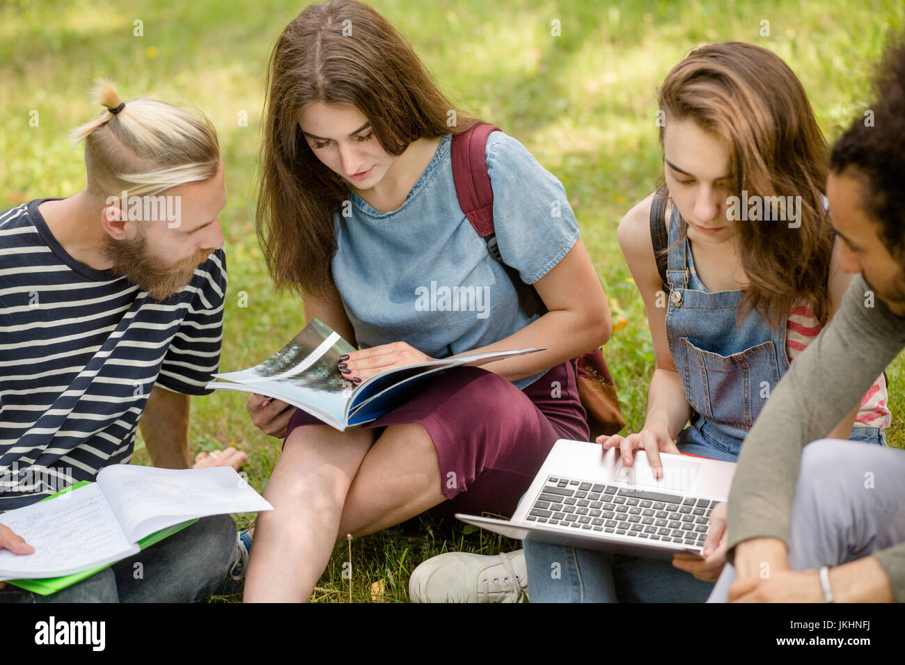 Group students college garden hi-res stock photography and images - Alamy