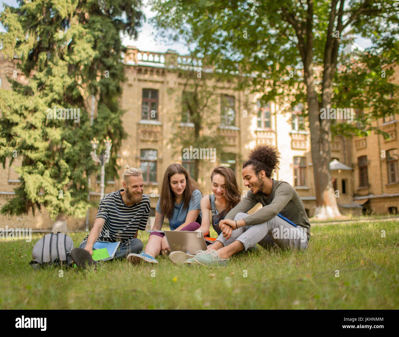 Students sitting on grass hi-res stock photography and images - Alamy