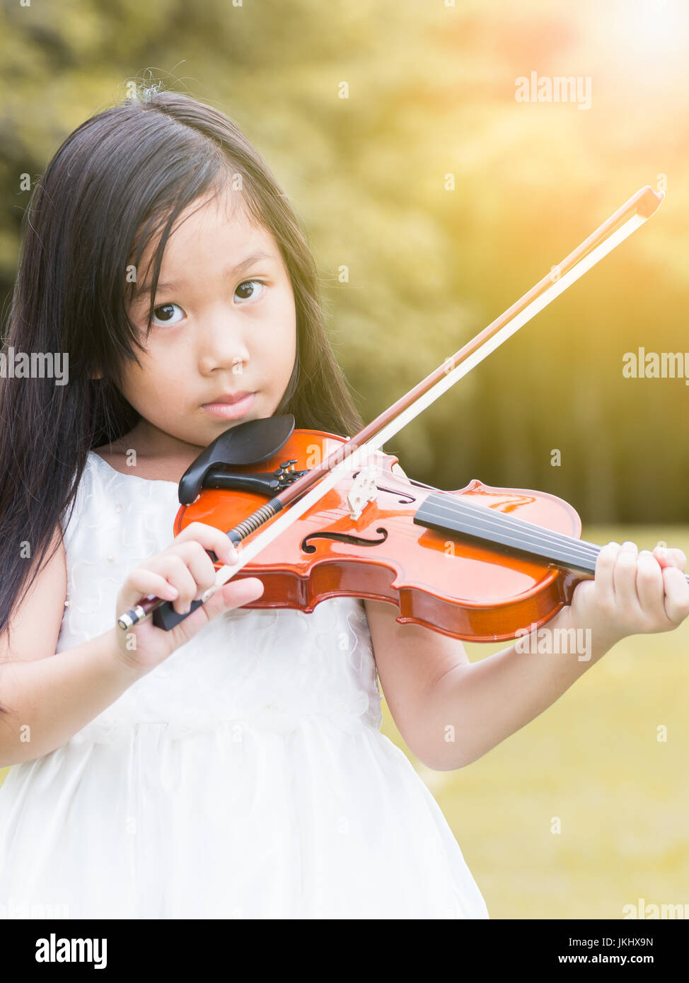 Asian girl child playing violin hi-res stock photography and images - Alamy