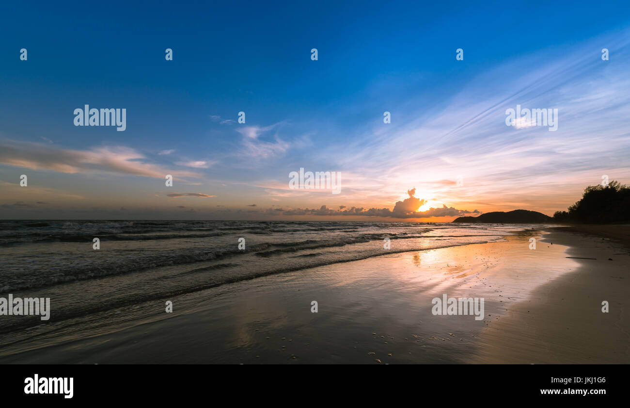 Amazing sunset on sea hi-res stock photography and images - Alamy