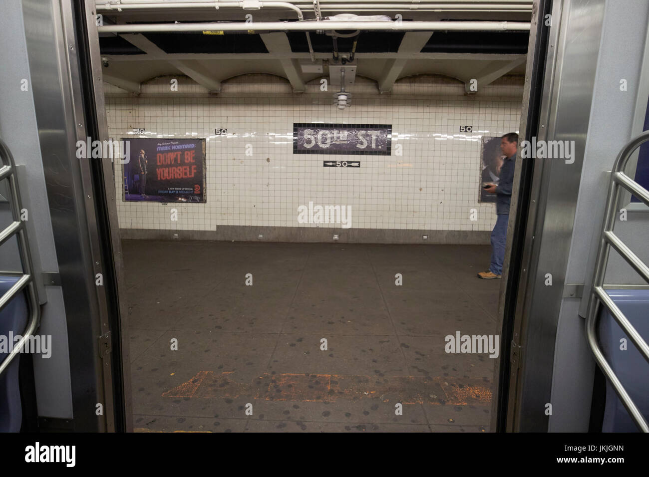 Open subway doors hi-res stock photography and images - Alamy