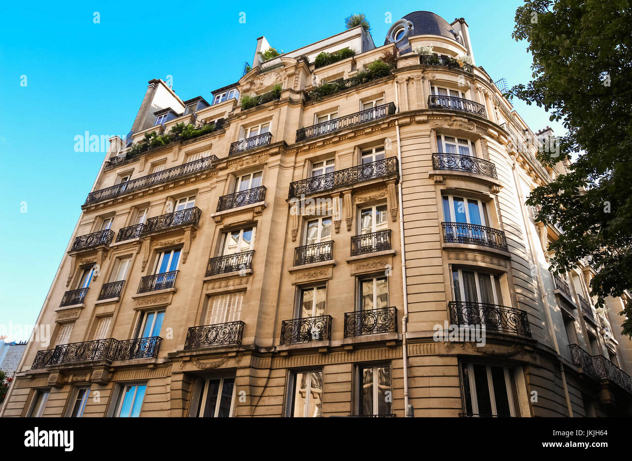 The facade of Parisian building, France Stock Photo - Alamy