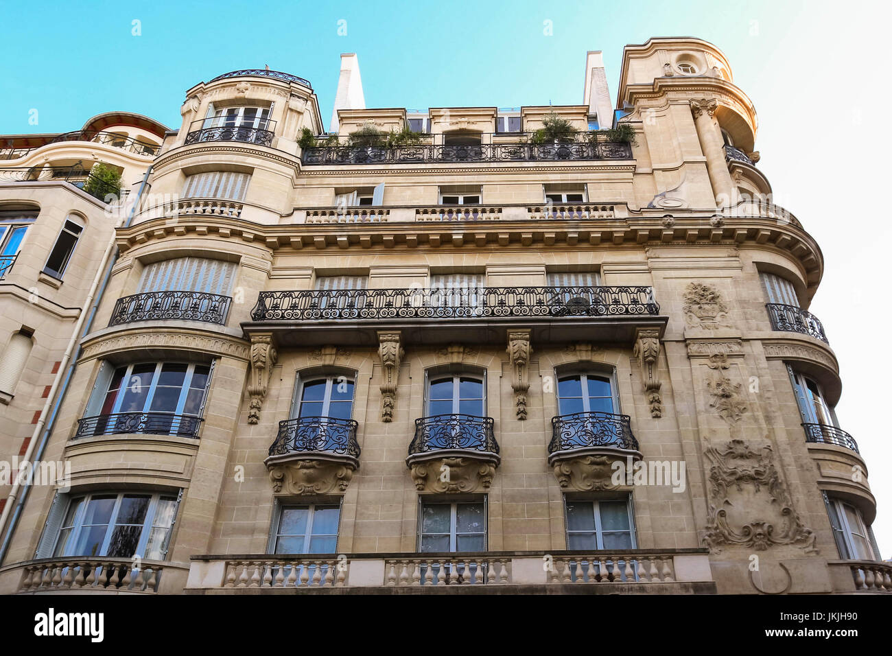 The facade of Parisian building, France Stock Photo - Alamy