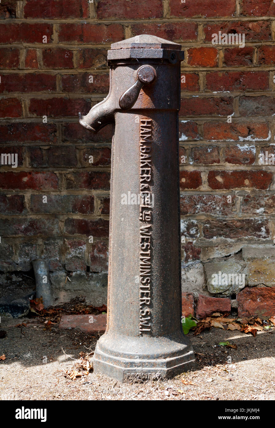 The village pump, Hethe, Oxfordshire, England, UK Stock Photo - Alamy
