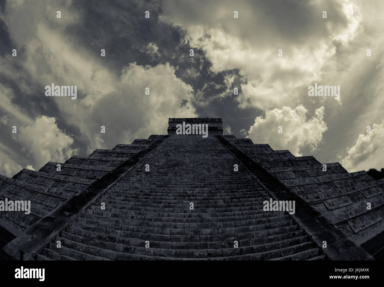 The great El Castillo (Temple of Kukulkan) at Chichen Itza Stock Photo ...